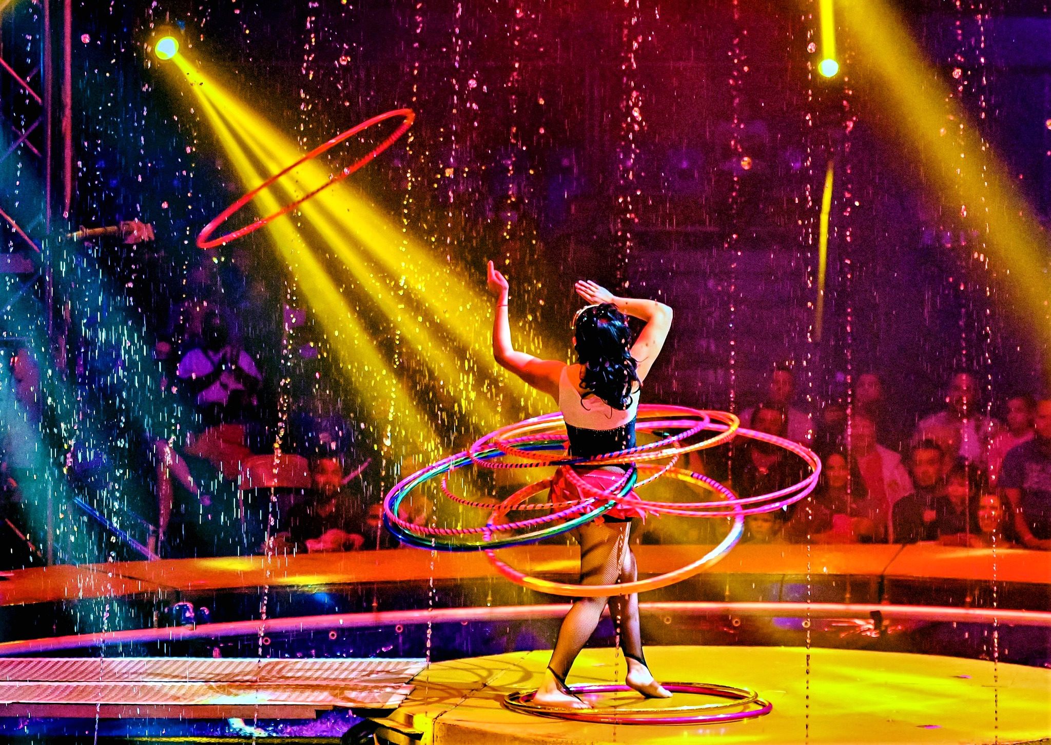 Cirque Italia Dazzling Fans With Circus Arts Water Show This Weekend At ...
